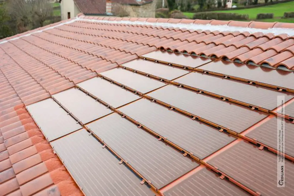 Des tuiles solaires rouges qui préserve l'identité architecturale des ...